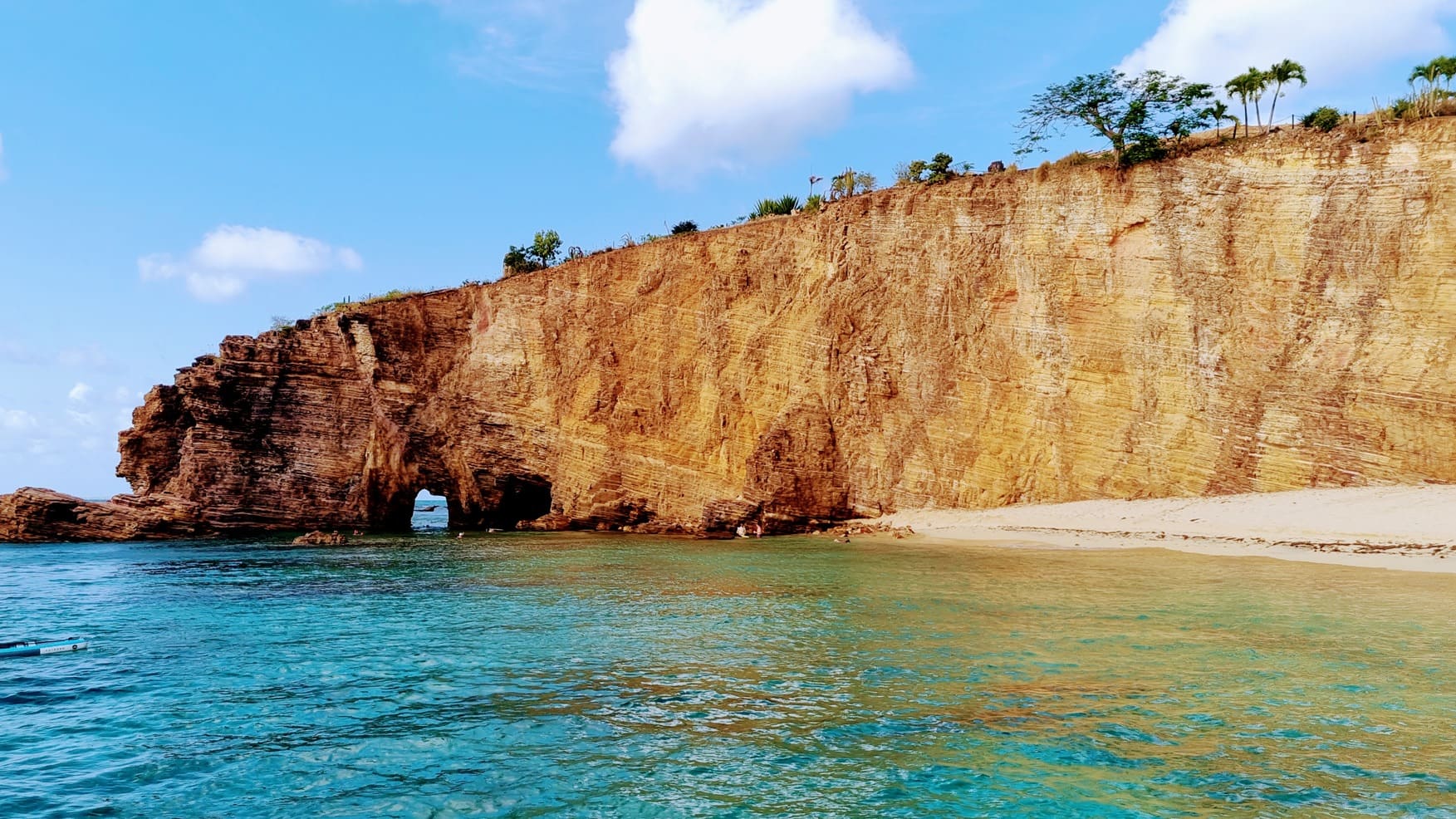 Mt. Ruege cliffs and Arche SXM - Beyond Content